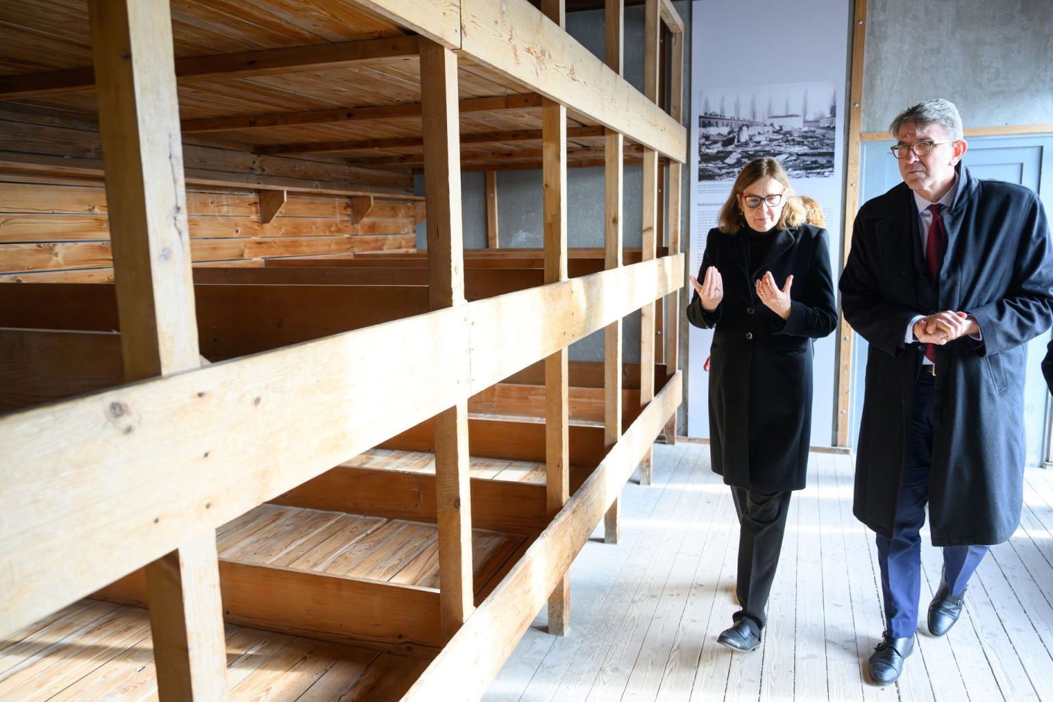 Staatsminister Weimer besucht erstmals KZ-Gedenkstätte Dachau - KZ ...